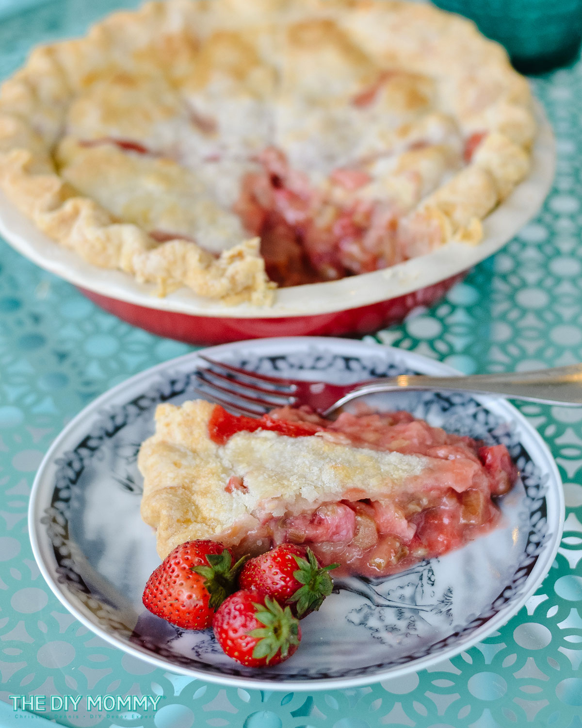 Make the Most Delicious Country Strawberry Rhubarb Pie - Cozy DIY Home