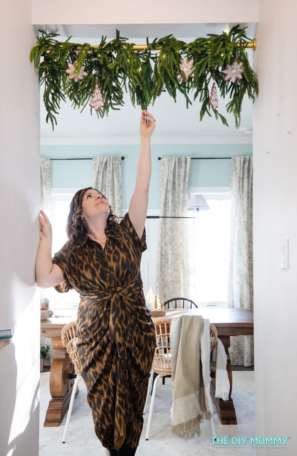 This Shower Rod Christmas Garland Hack is a Damage-Free Hanging Dream ...